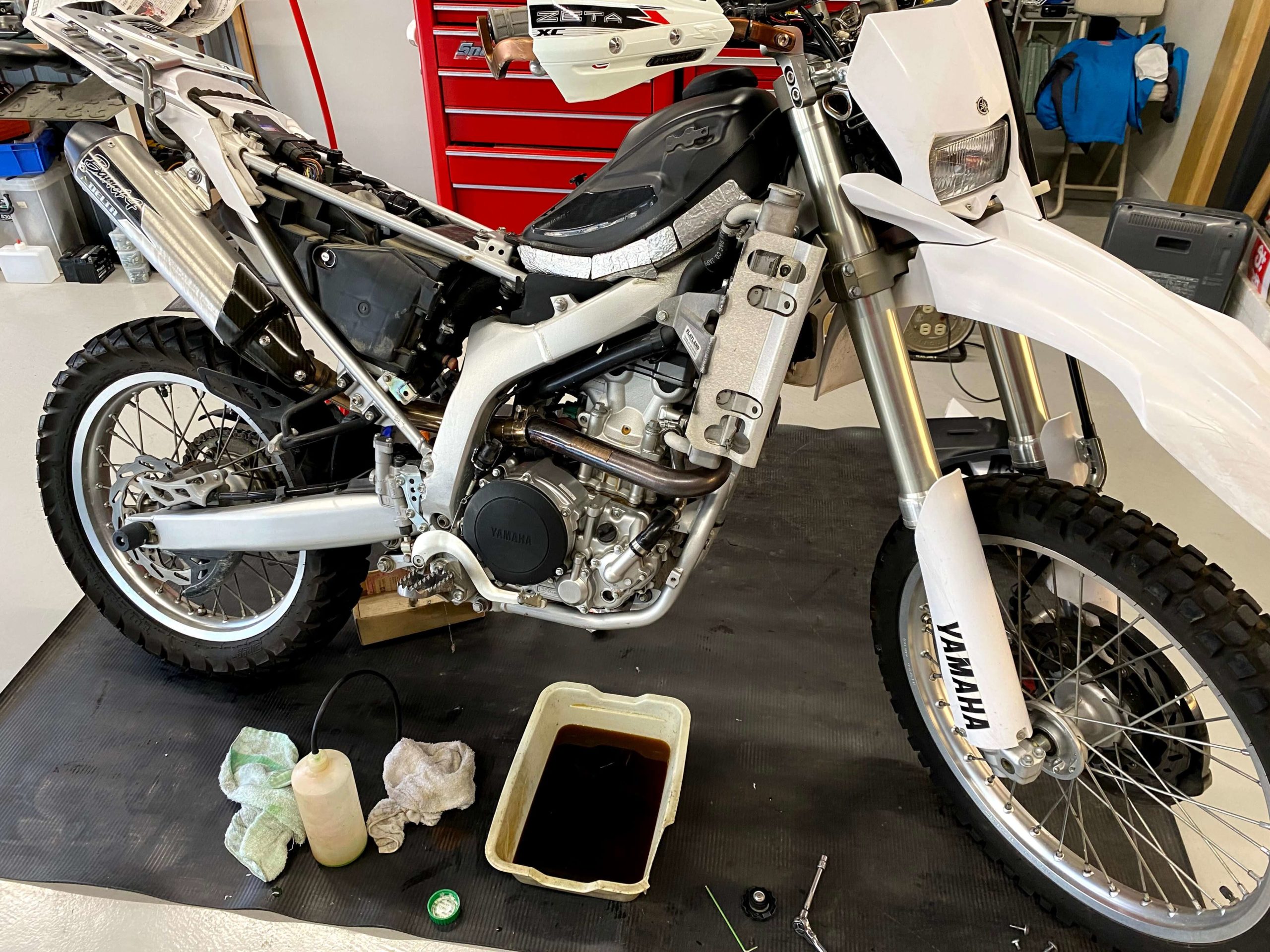 【WR250R メンテナンス】整備するのに用意しておきたい工具や洗浄液など｜石ログ